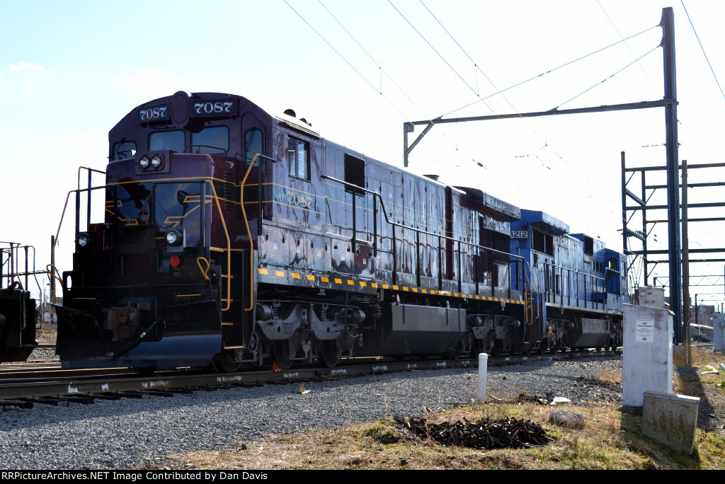 New Hope and Ivyland C30-7 7087 paired up with blue PN C39-8 8212 in Lansdale